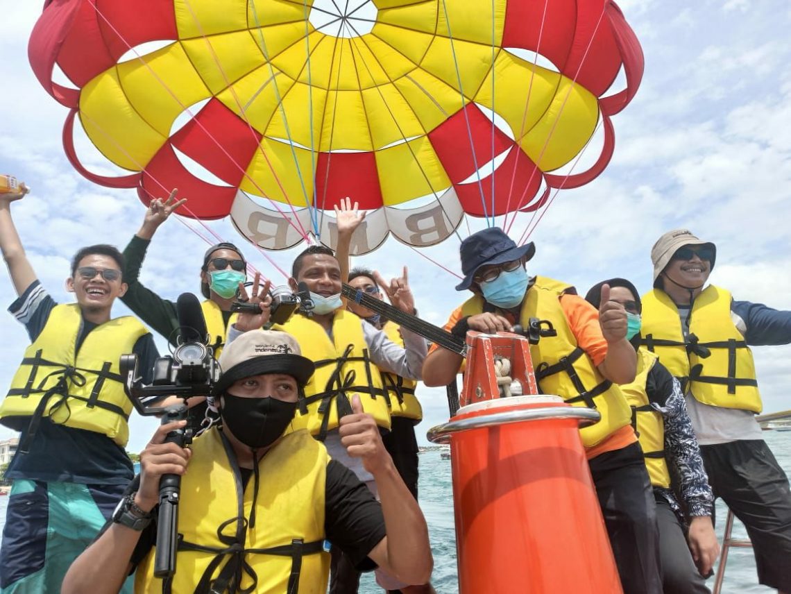 Tandem Parasailing, Sensasi “Terbang” Bersama di Atas Laut – Kabar SDGs