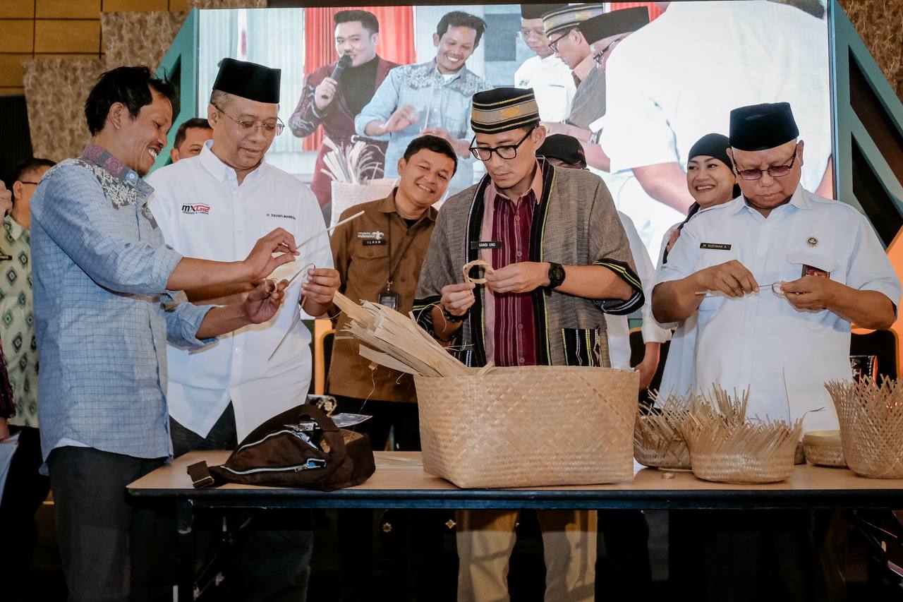 Menparekraf Mencoba Membuat Anyaman Khas Desa Loyok di Lombok Timur ...
