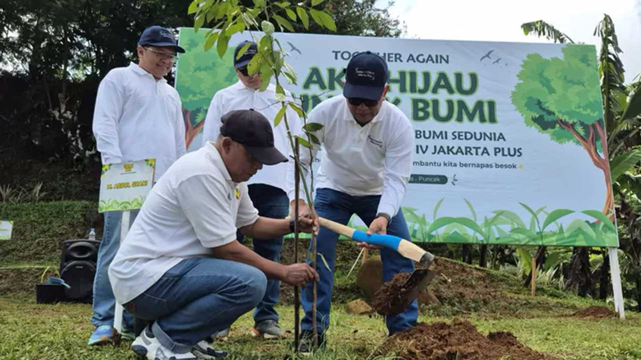 Alumni PTPN IV Jakarta Plus Bersama Bank Pohon Nusantara Tanam Ratusan Pohon di Sungai Ciliwung ...