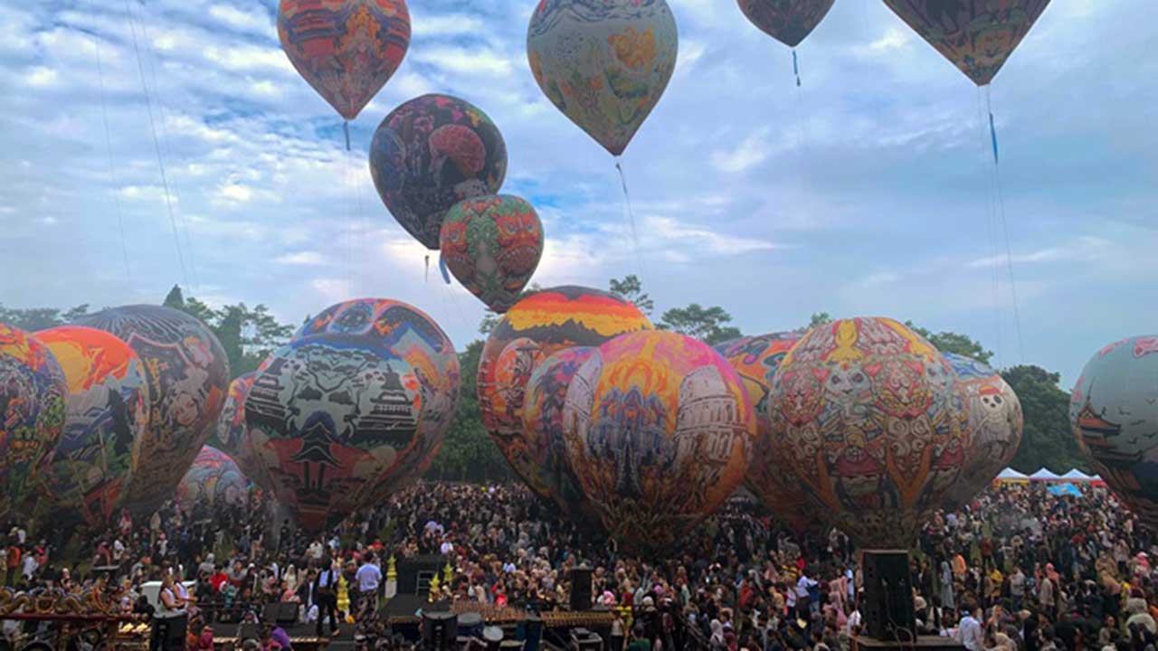 36 Balon Hiasi Langit Kalianget dalam Java Balloon Attraction 2025 ...