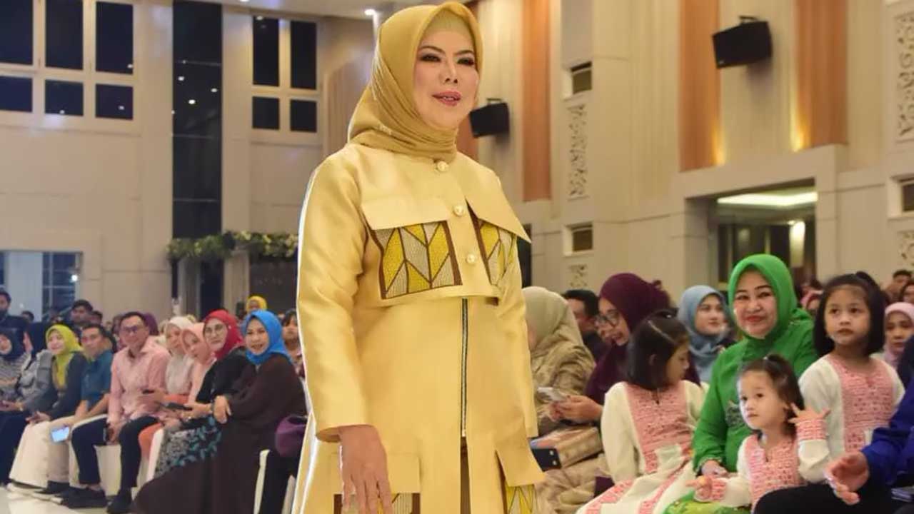 Indonesia Berkarawo Warnai Karnaval Karawo 2025 Tampilkan Elegansi ...