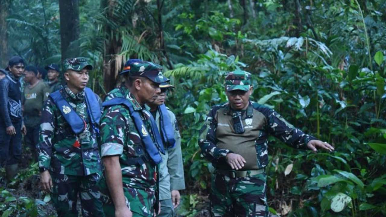 TNI Kawal Translokasi Badak Jawa Mustofa sebagai Upaya Penyelamatan ...