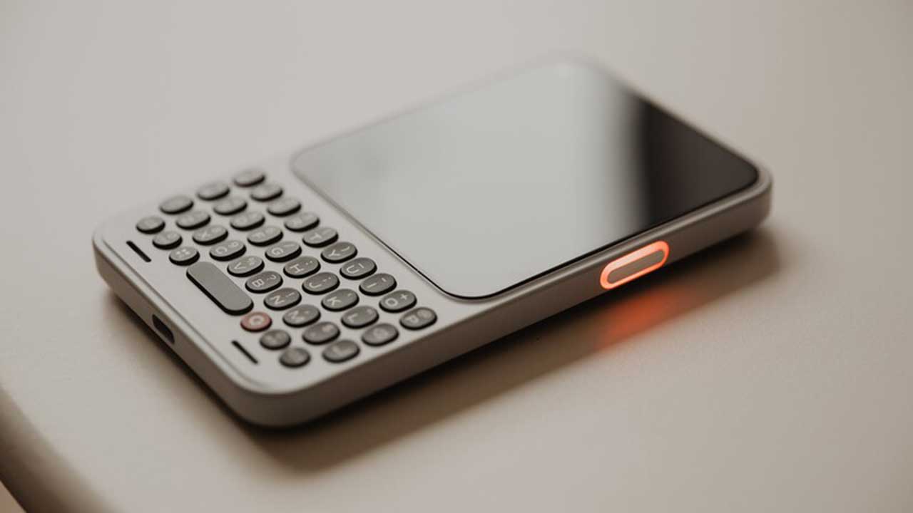 Clicks Communicator Hadirkan Sensasi Mengetik ala BlackBerry dalam ...